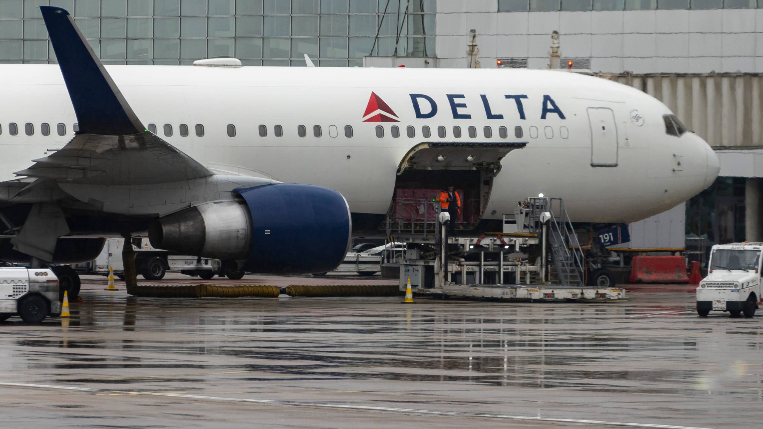 Delta CEO Reveals One Issue Quietly Keeping Prices High - Men's Journal