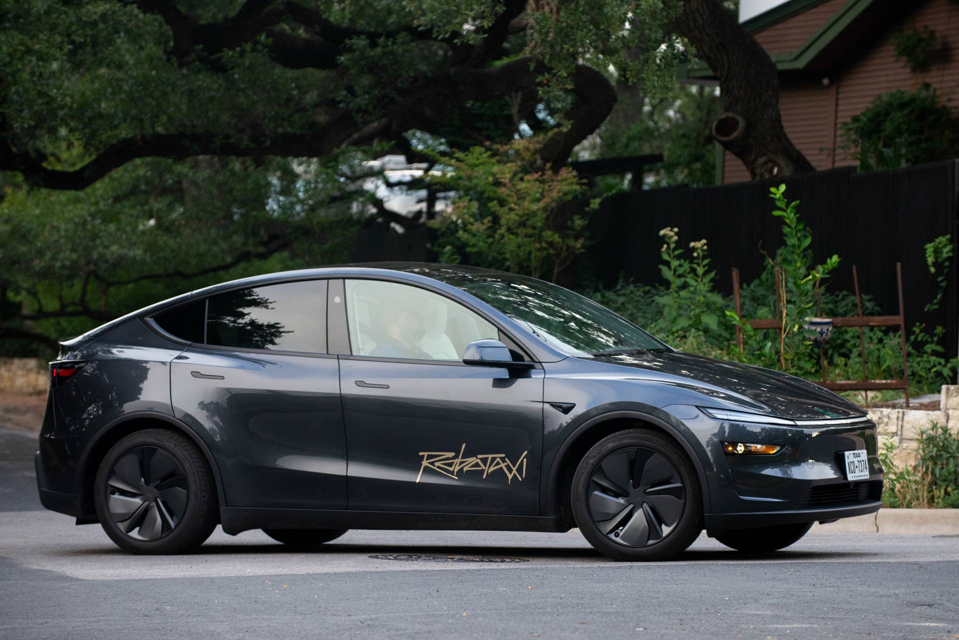 The Fed's Investigation Into Tesla's FSD Is Escalating - Men's Journal