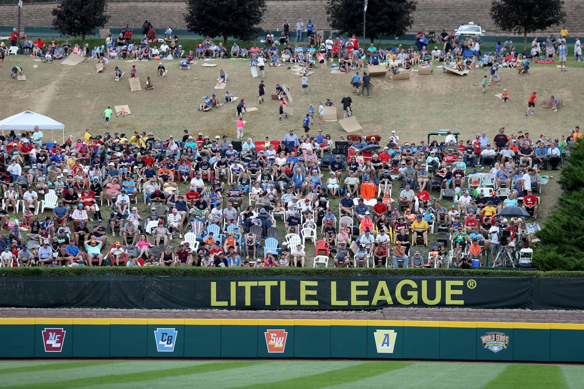 ‘Ridiculous’: MLB Players React to Viral Little League Bat Flip ...