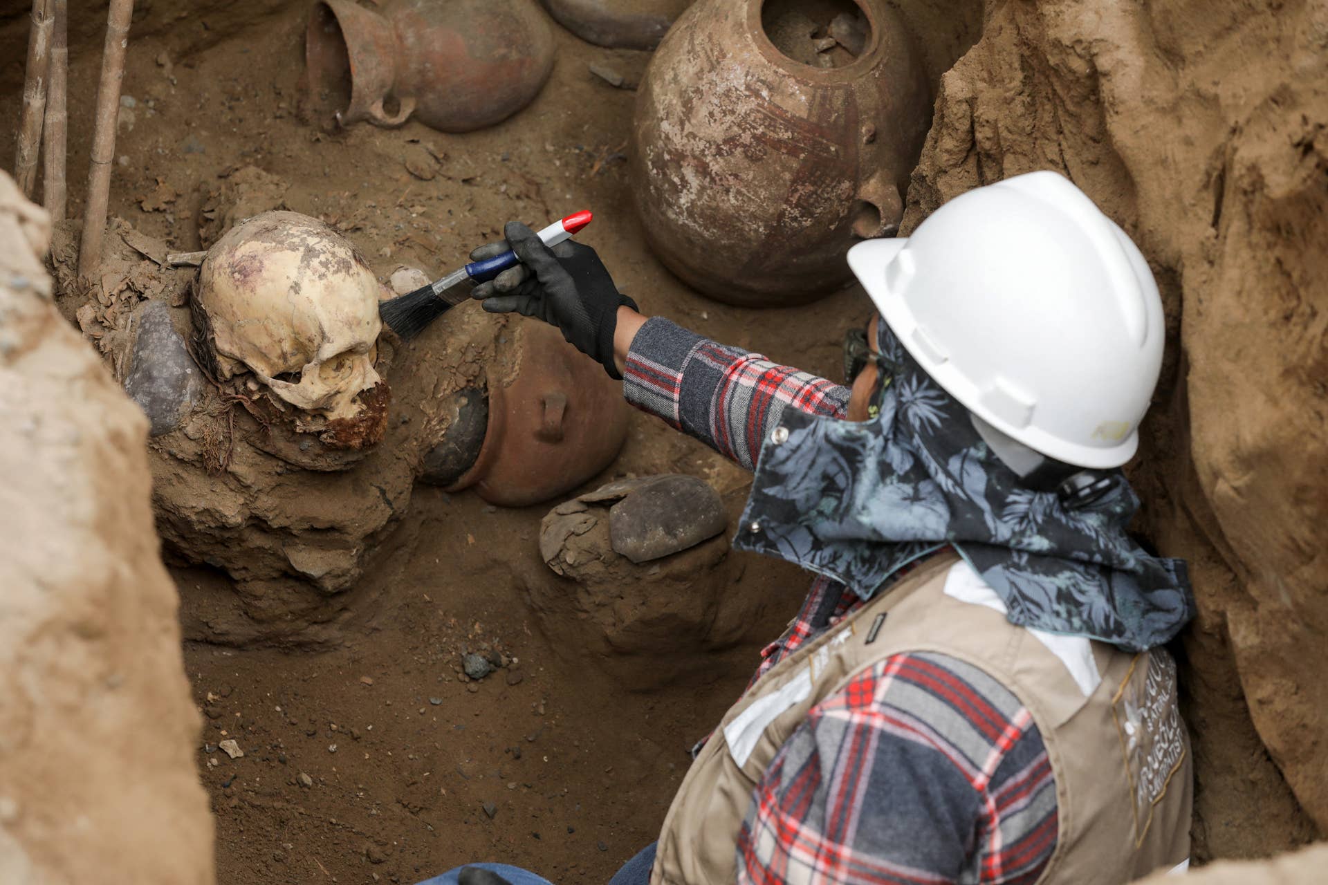 Gas Line Workers in Peru Stumble Upon 1,000-Year-Old Pre-Incan Tomb in ...