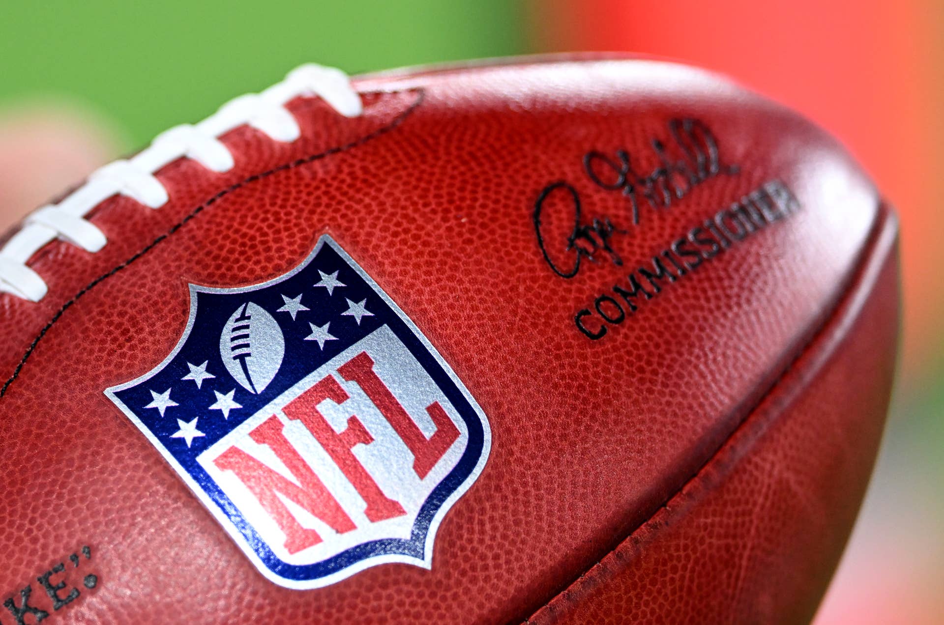 Former NFL Defensive Lineman Dies at 35 - Men's Journal