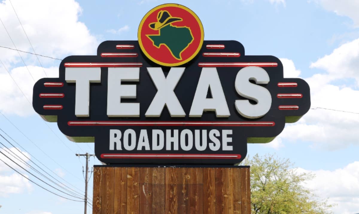 Texas Roadhouse Employee Reveals Hack for $12 Steak Dinner - Men's Journal