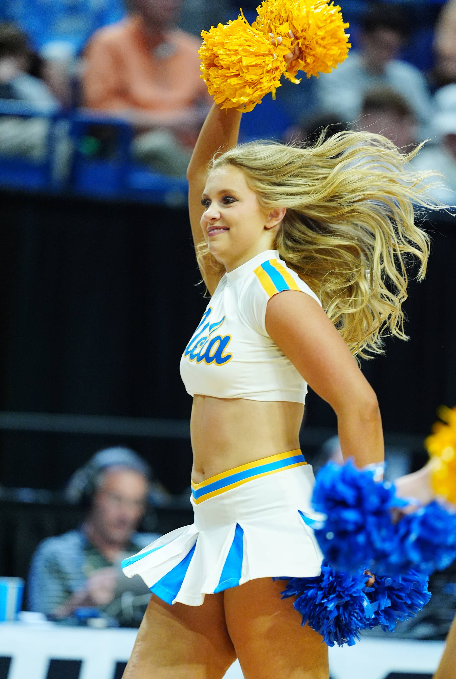 Ucla Cheerleaders Stun Crowds With Revealing Outfits Dance Moves Men