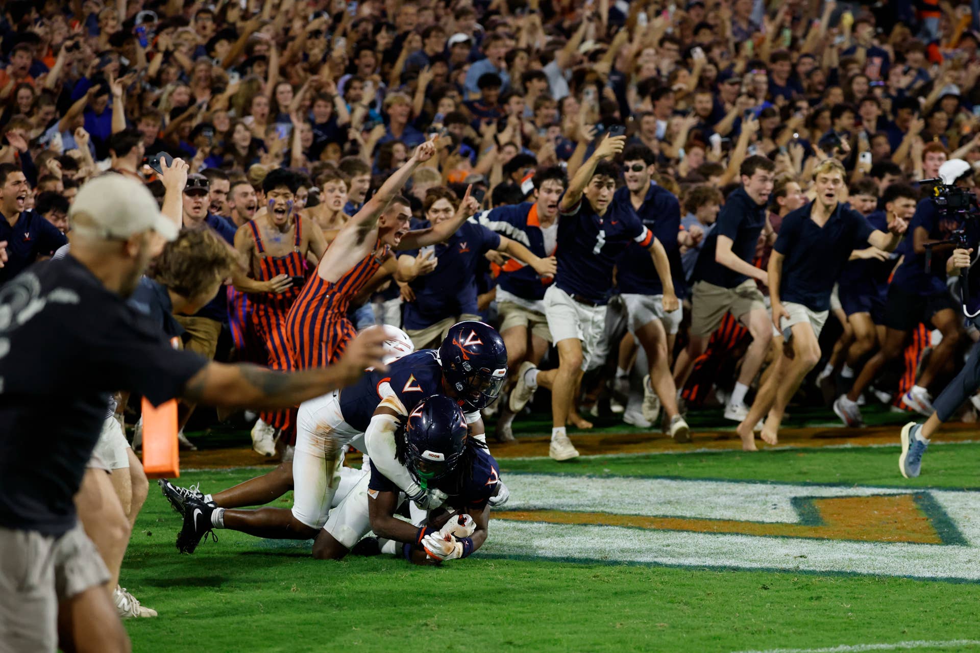19 People Hurt as Fans Storm Field After College Football Upset - Men's ...