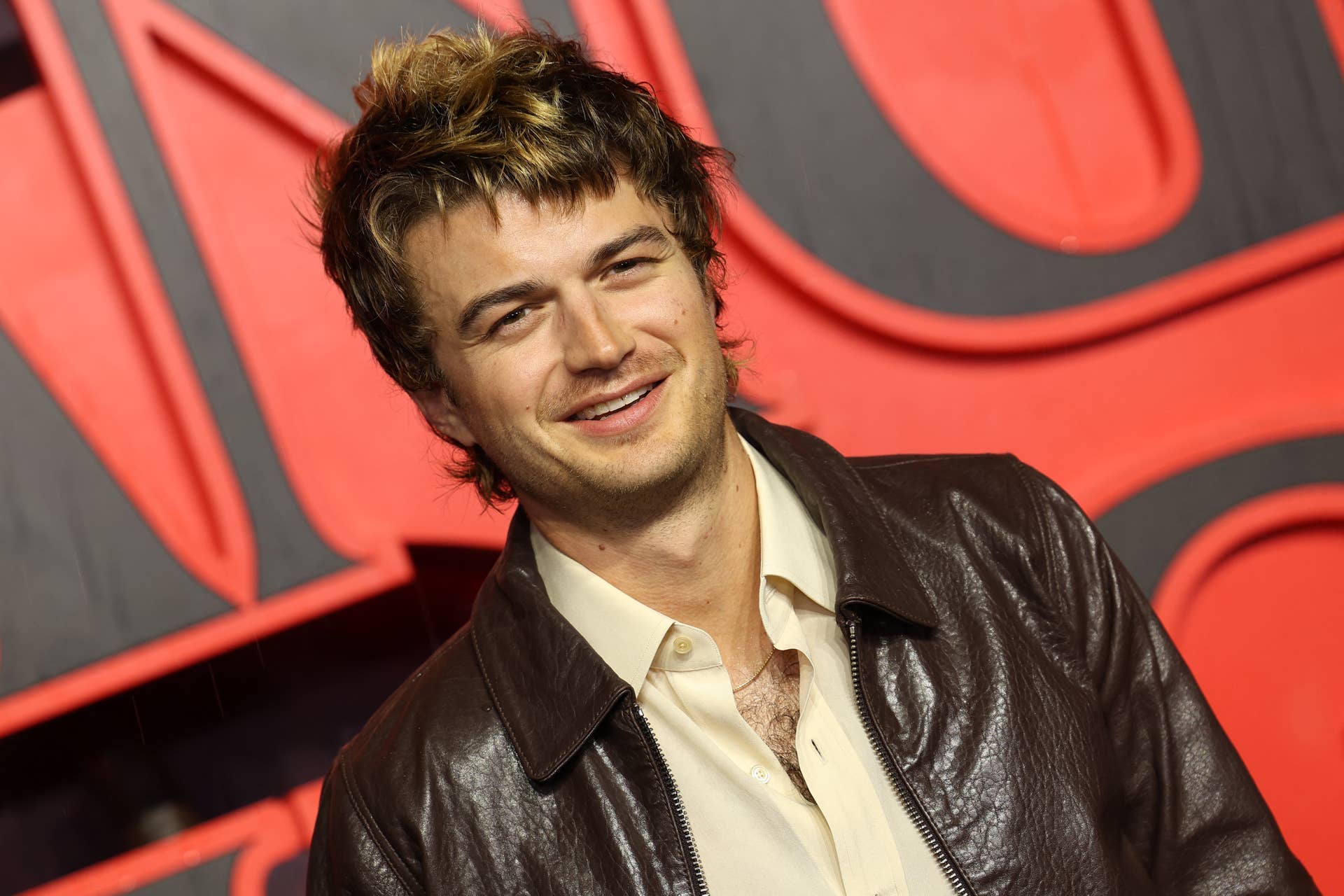 'Stranger Things' Star Joe Keery Tops Taylor Swift With Hit Song - Men ...