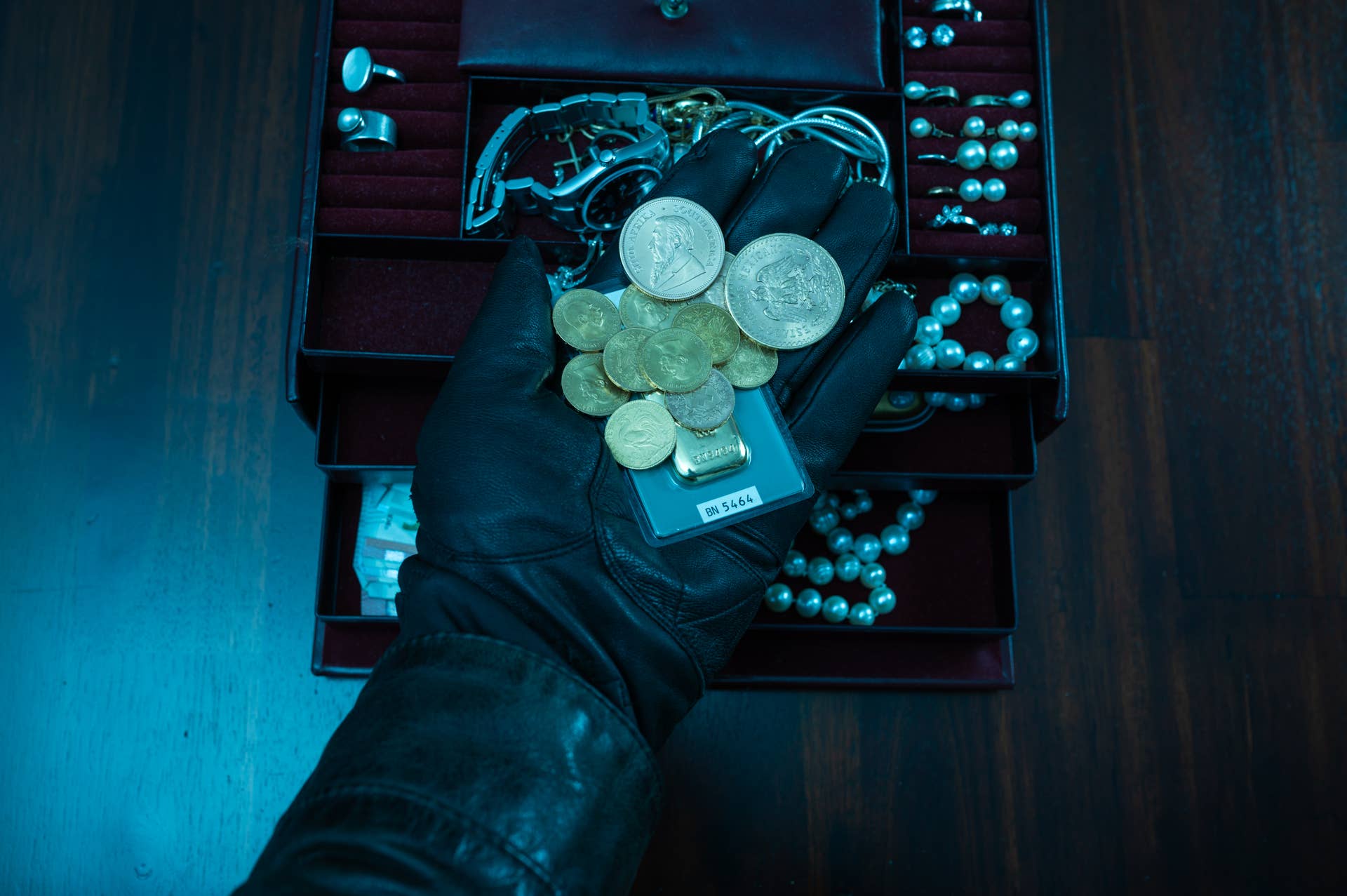 Wild Video Shows Robbers Pulling Off a $1 Million Jewelry Heist - Men's ...
