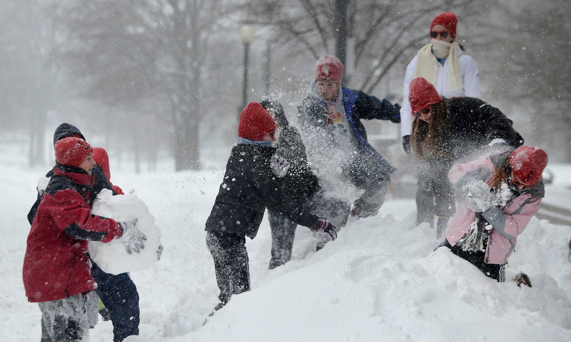 Wisconsin Hit With Severe Blizzard Emergency, 19.3 Inches of Snow - Men ...