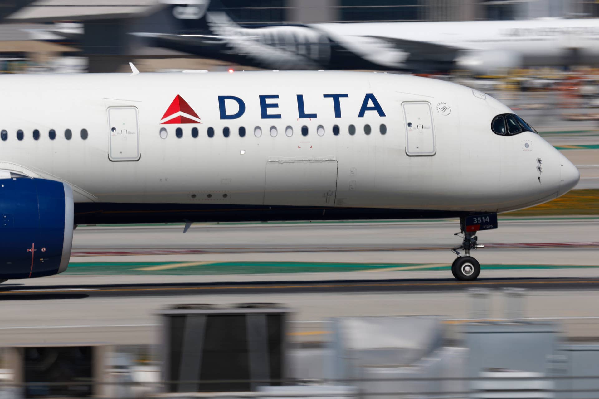 Delta Air Lines Cancels Hundreds of Flights as Spirit Airlines Shuts ...