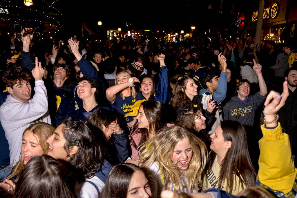 Michigan Basketball Celebration: 40 Fires, Fans in Trees, 2 Arrests ...