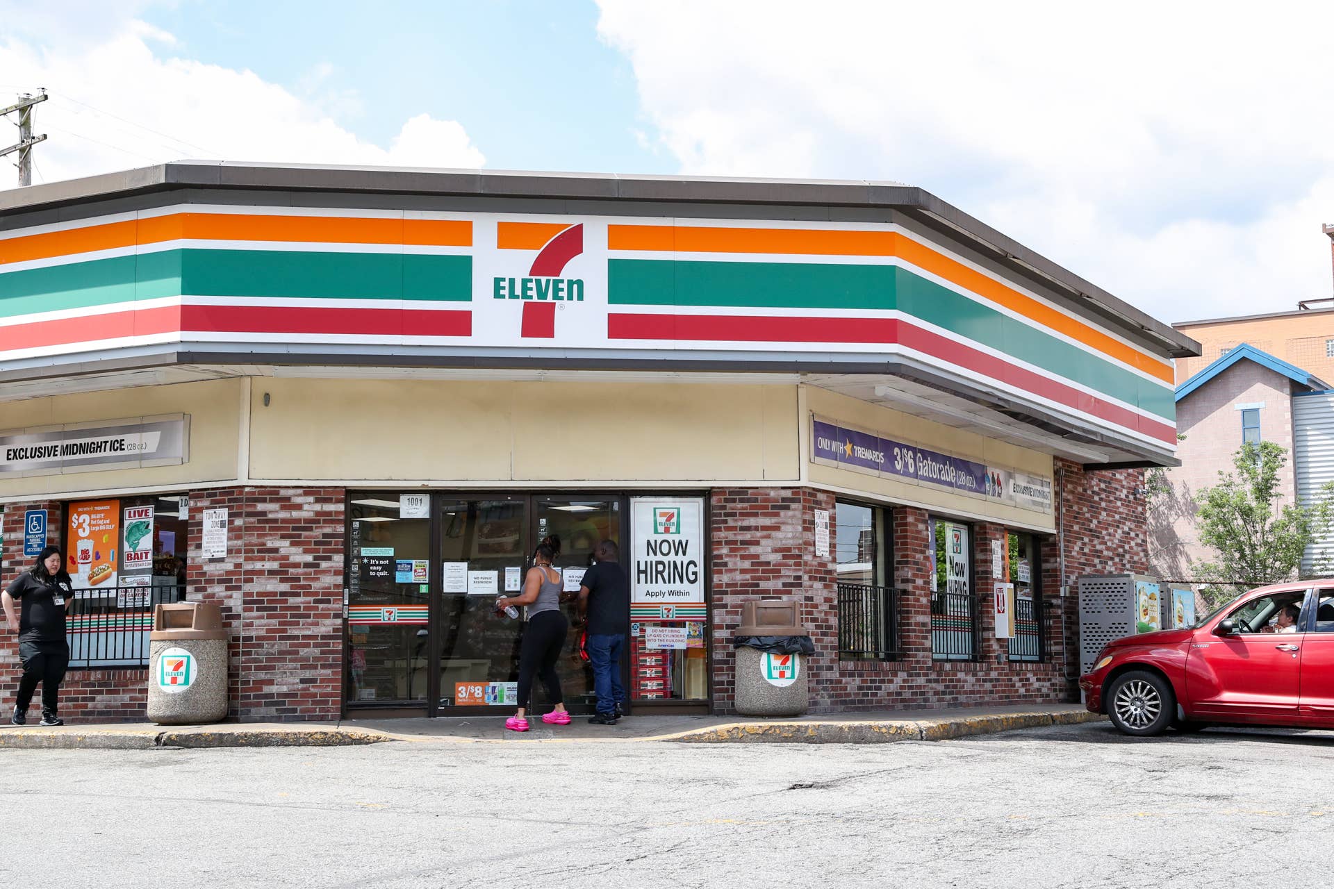 7-Eleven Is Closing 645 Stores — The Five-Year Decline Continues - Men ...