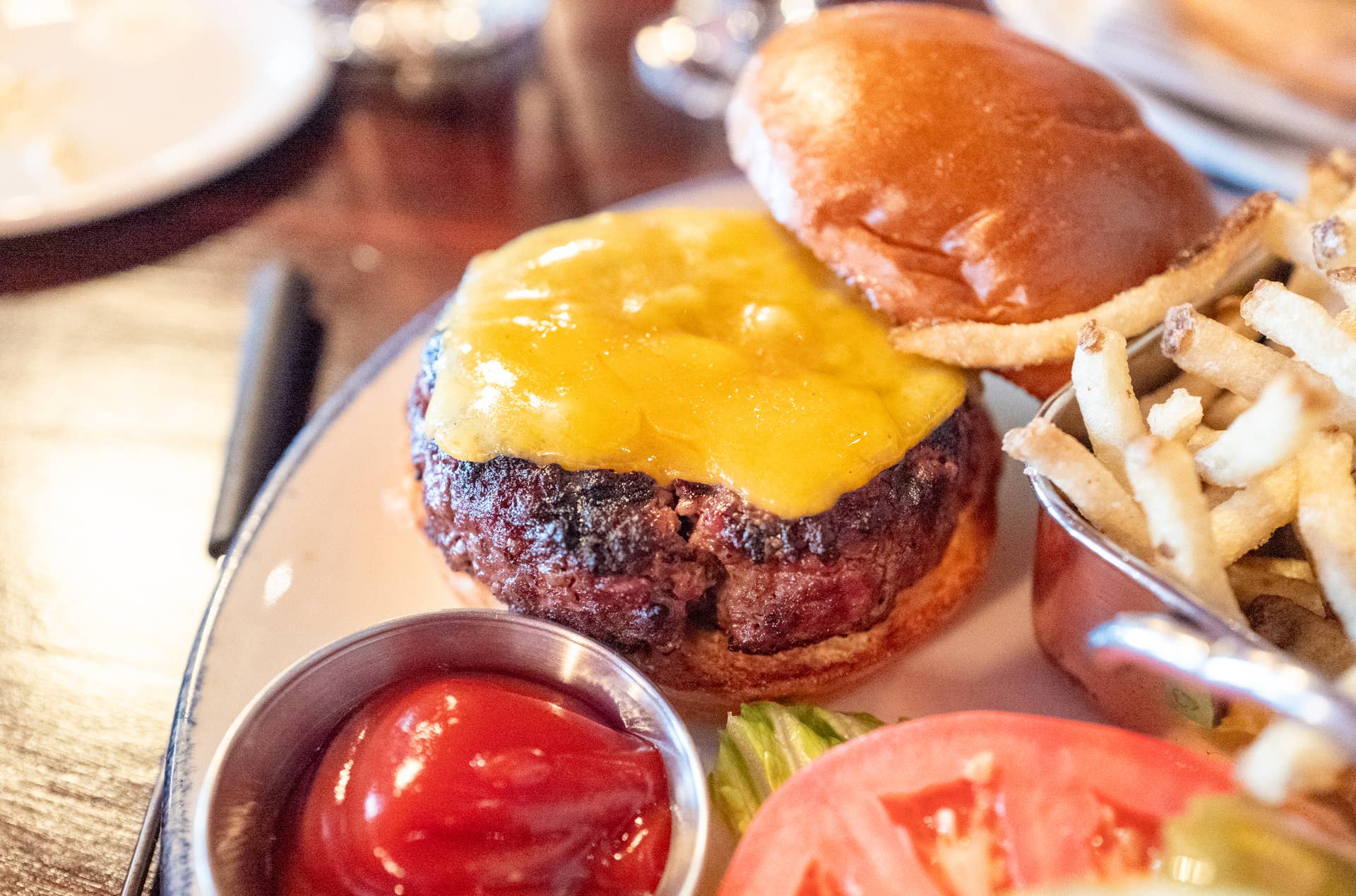 Popular Burger Restaurant Permanently Closes After 15 Years - Men's Journal