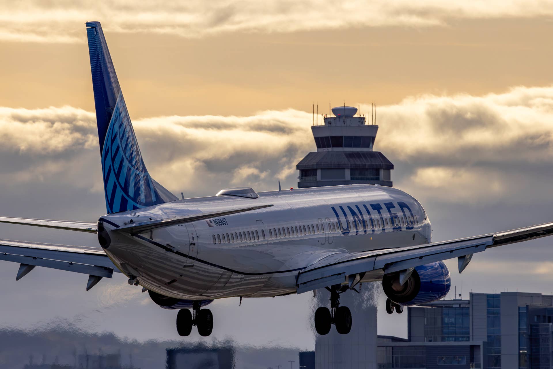 United Airlines Plane Collides With Bakery Truck in Shocking Video ...