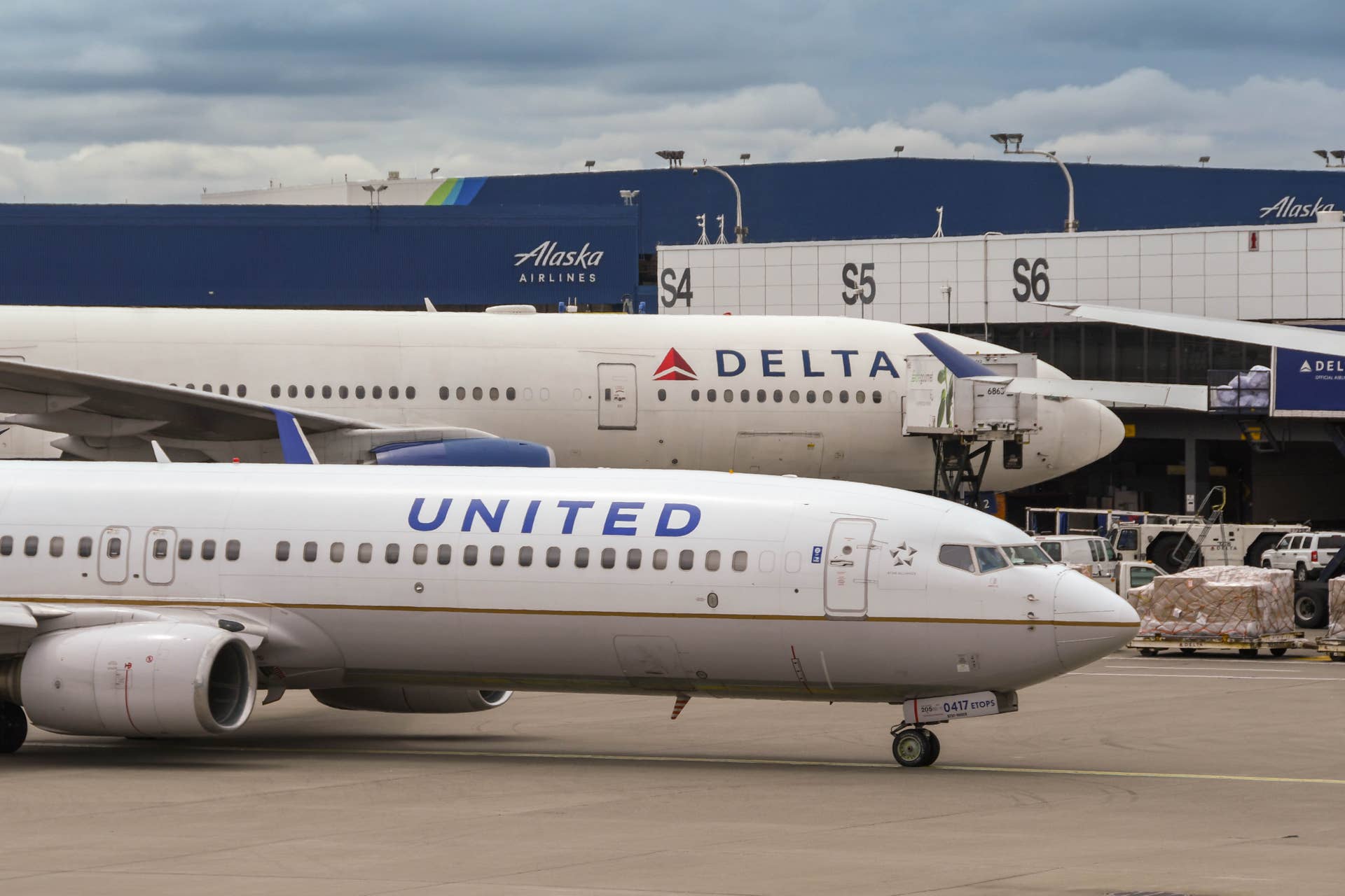 Delta Air Lines Takes Aim at United, Sends a Clear Message - Men's Journal