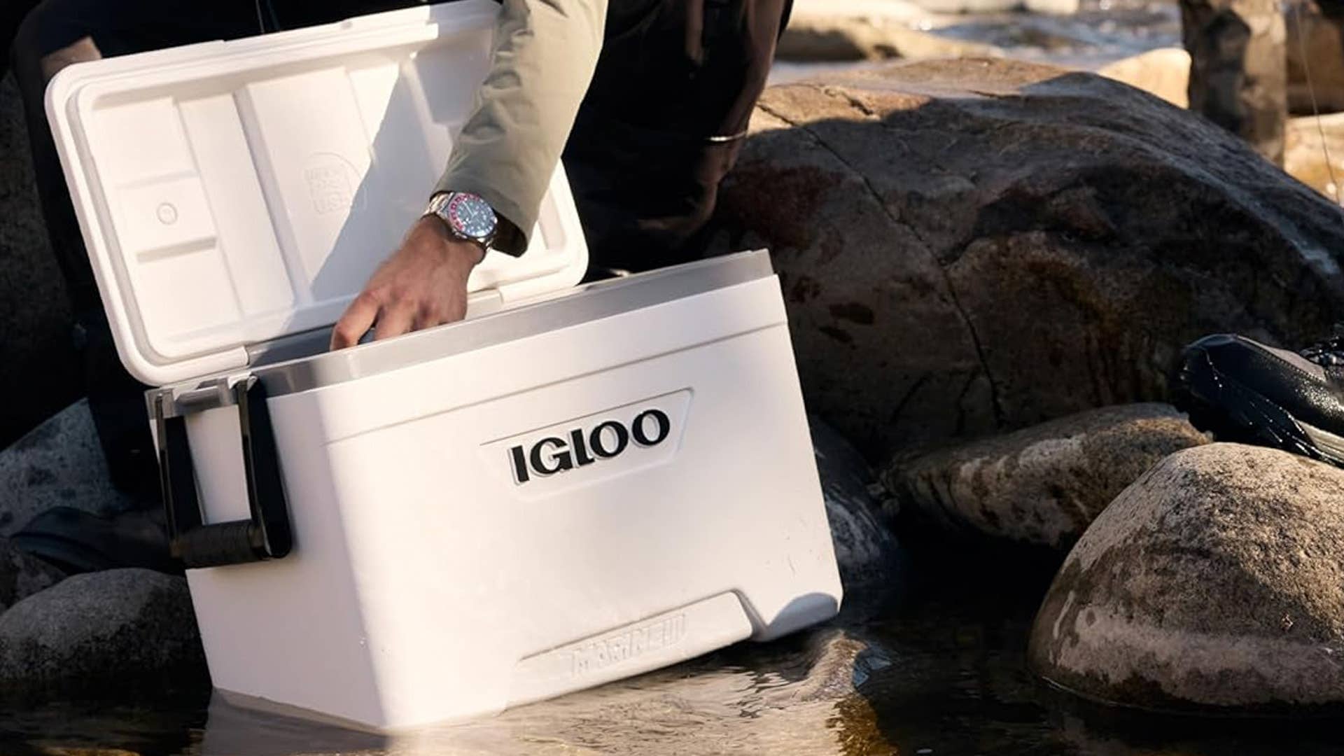 Igloo's 25-Quart Marine Cooler Is on Sale for Only $27 - Men's Journal