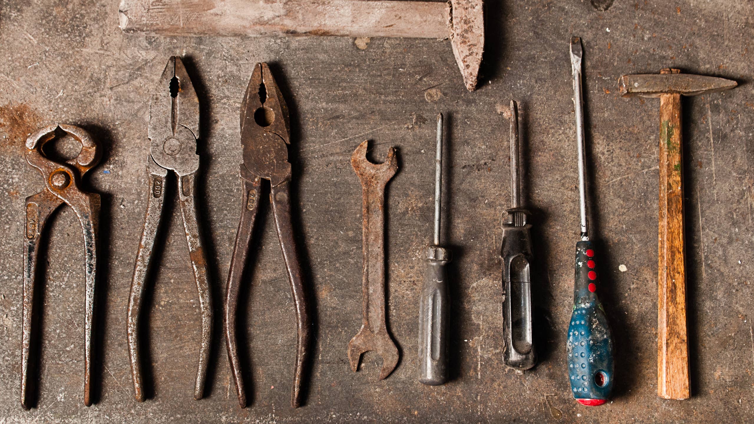 How to Clean Rusty Tools Using Vinegar, Baking Soda, & More - Men's Journal