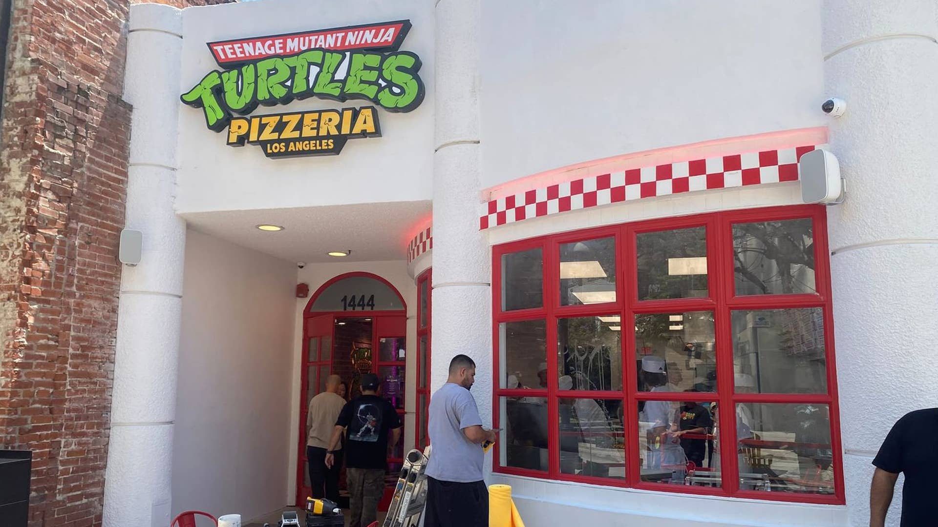 World’s First Official ‘Teenage Mutant Ninja Turtle’ Pizzeria Just ...