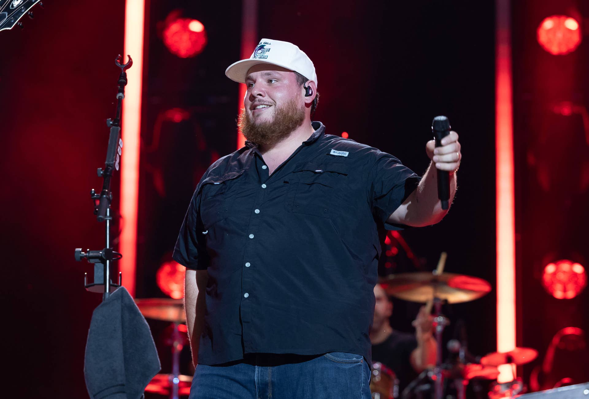 AI Scammers Are Targeting Country Music Fans With Fake Ads