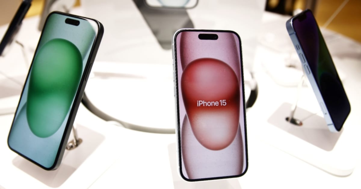 iPhone Users Are Reporting Their Phones Shutting Down Overnight