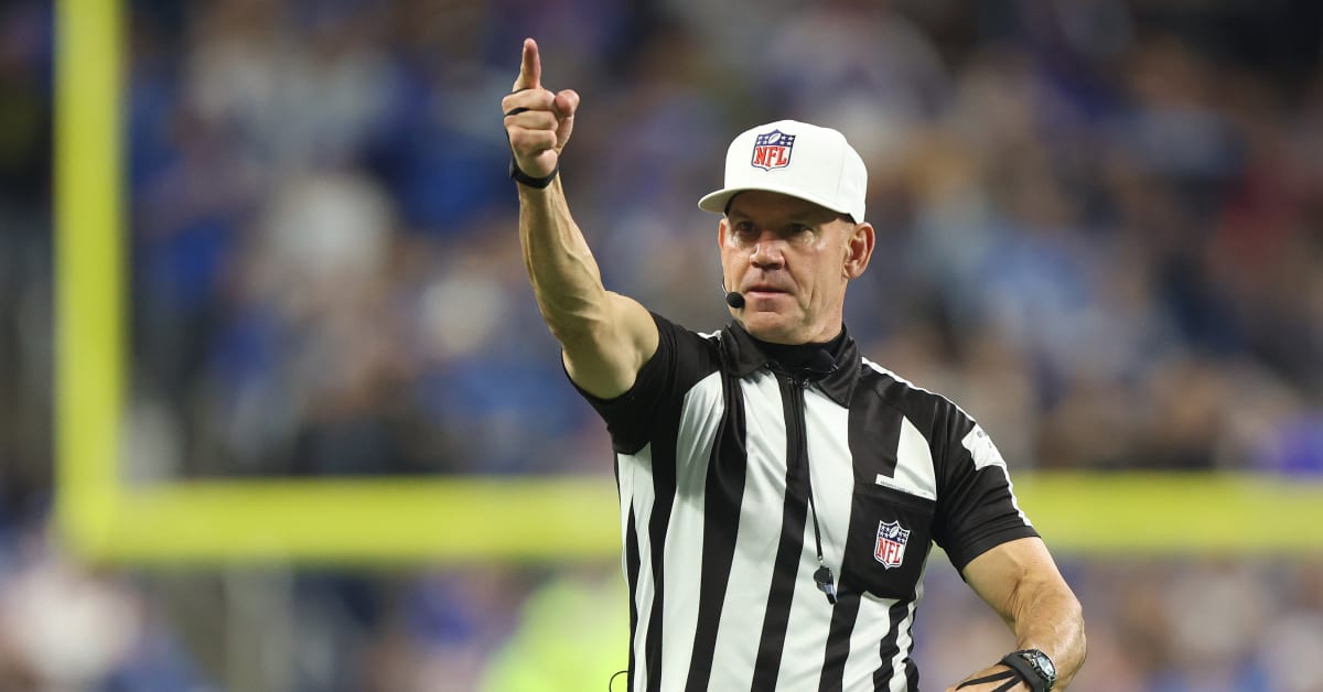 NFL Referee Clete Blakeman Laughs While Making Aaron Rodgers Call