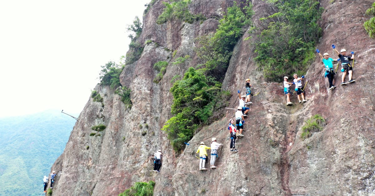 Social Media Photo Shows Crowded Climbers Stranded on Cliffside for ...