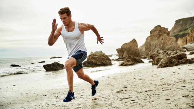 'Outlander' Star Sam Heughan's Bodyweight Workout