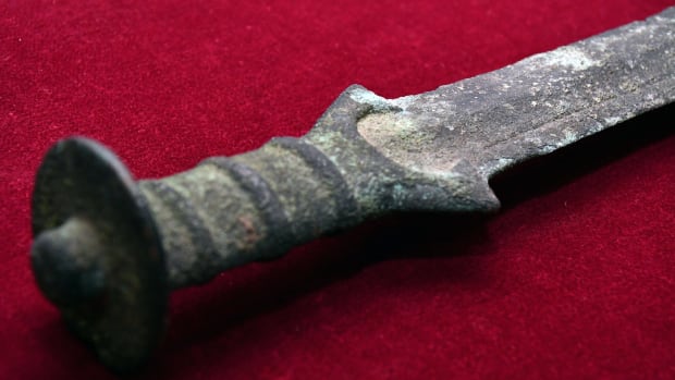 Archaeologists Find Bronze Age Sword at German Burial Site