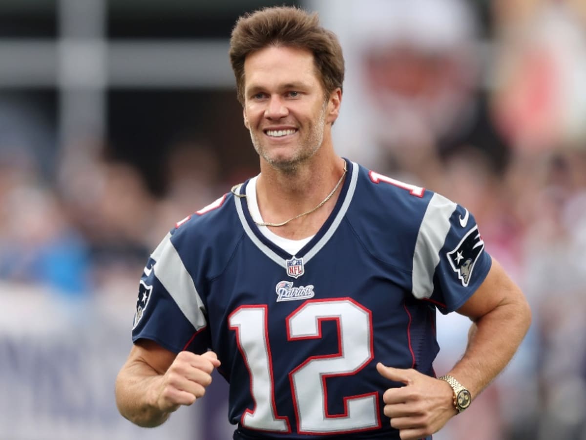 Tom Brady Running On The Field Factory Sale | emergencydentistry.com