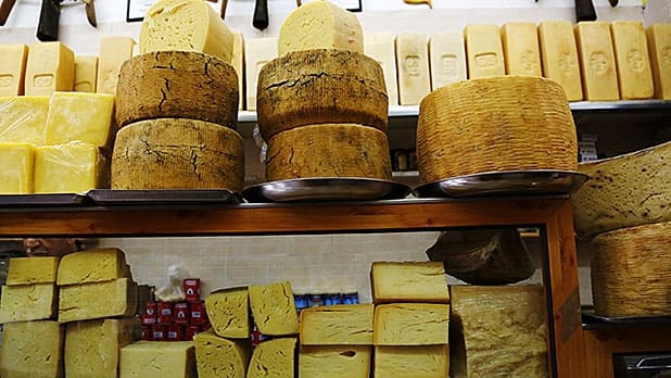 How to Make The Perfect Italian Cheese Plate