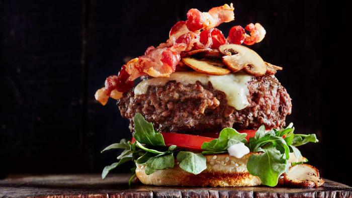 How to Make a Lean Cheeseburger With Bacon and Mushrooms