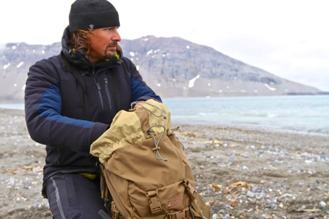 This is how to behave in bear country - Men's Journal