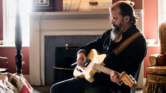 Steve Earle Talks Marriage, Letting Go of Regret, and More | Men's Journal