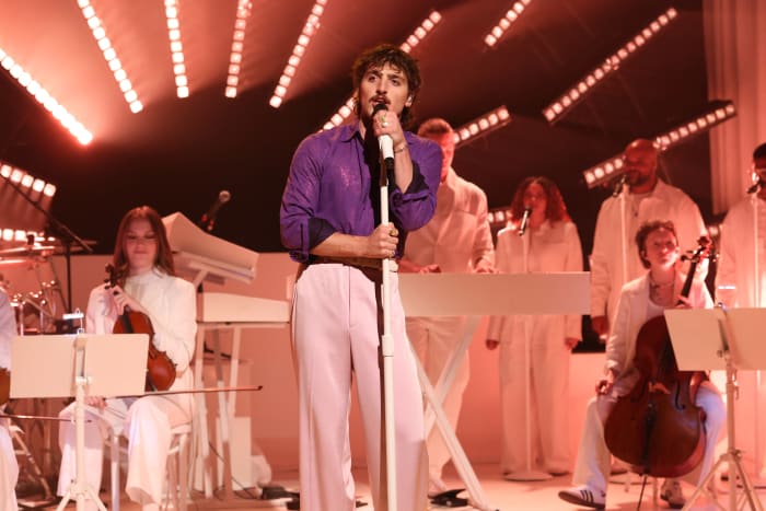 Benson Boone Makes Rare Move During ‘SNL’ Debut