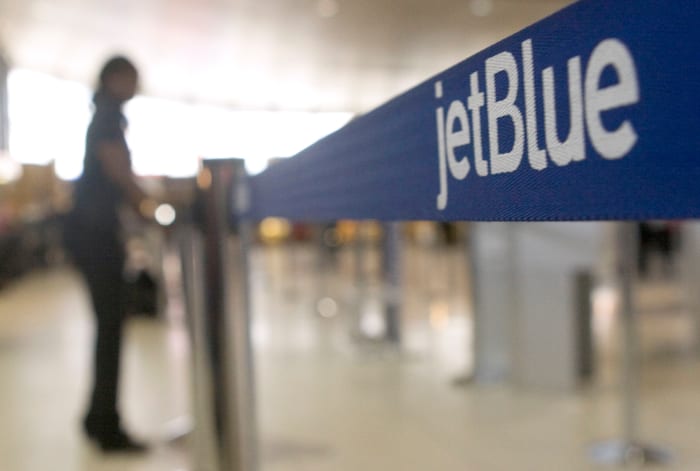 JetBlue Plane Skids Off Runway and the Pilot’s Announcement Changed ...