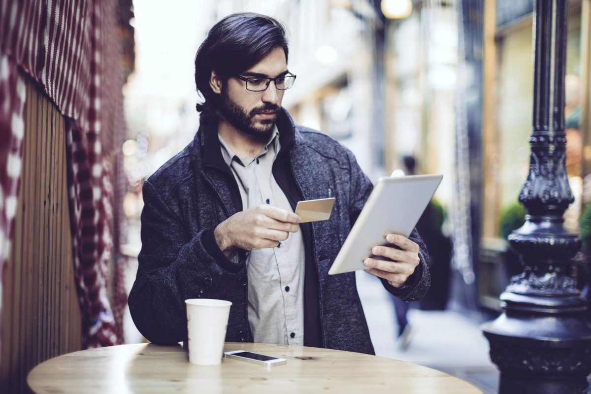 How To Avoid Fake Shopping Apps This Holiday Season