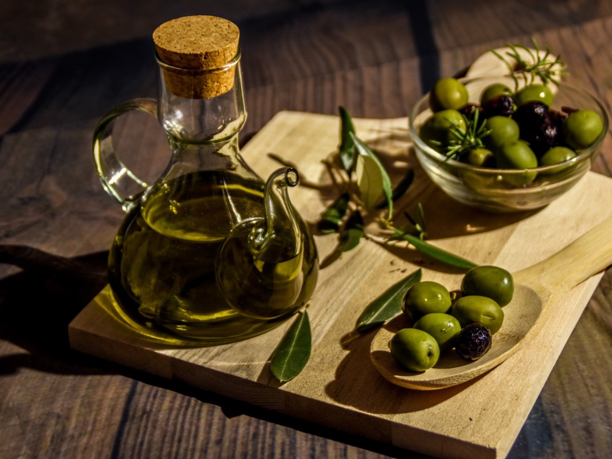 8 Healthy Oils You Need to Be Eating And Cooking With