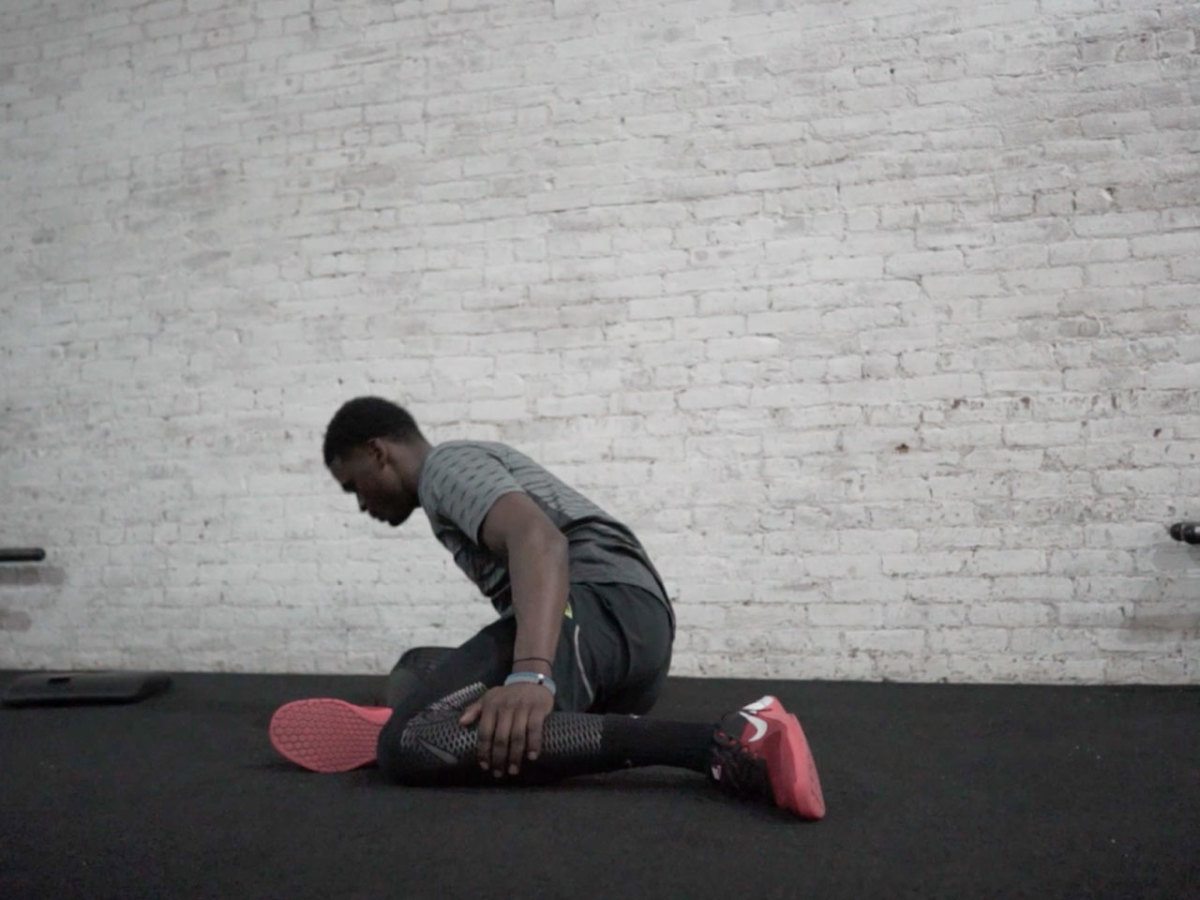 The 5 best stretches to open your hips before lifting - Men's Journal