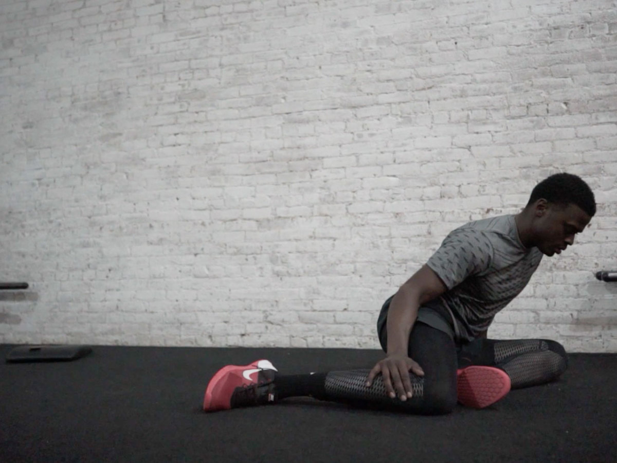 The 5 best stretches to open your hips before lifting - Men's Journal