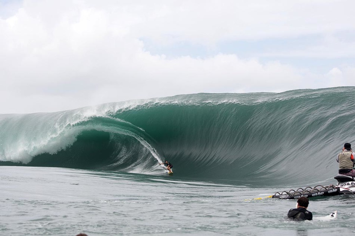 TBT: Massive Code Red Day At Teahupo‘o