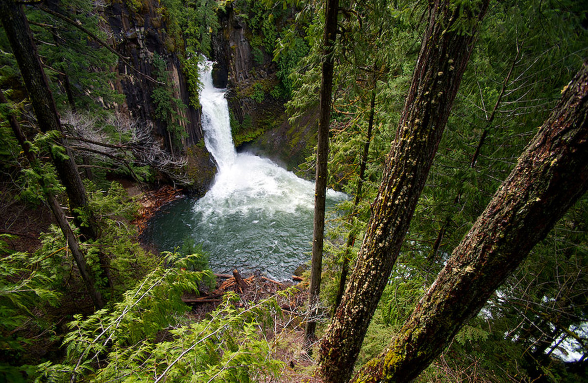 Korbulic Nails Toketee Falls' First Descent