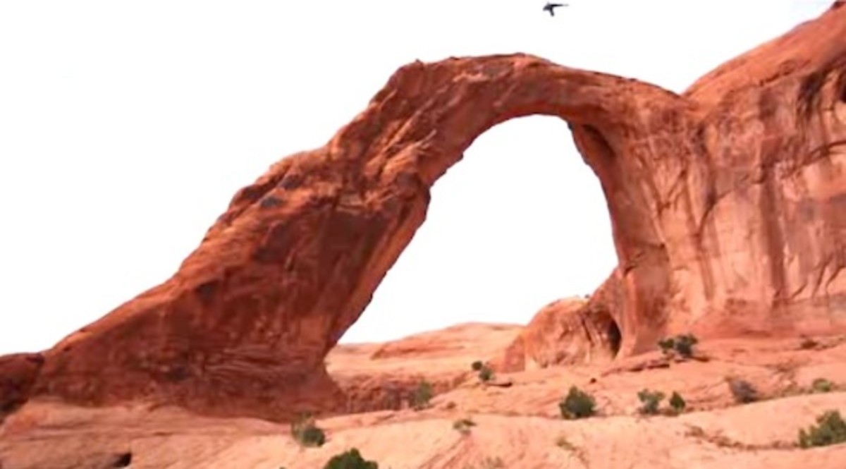 Thrill seeker dies at towering Corona Arch in Utah