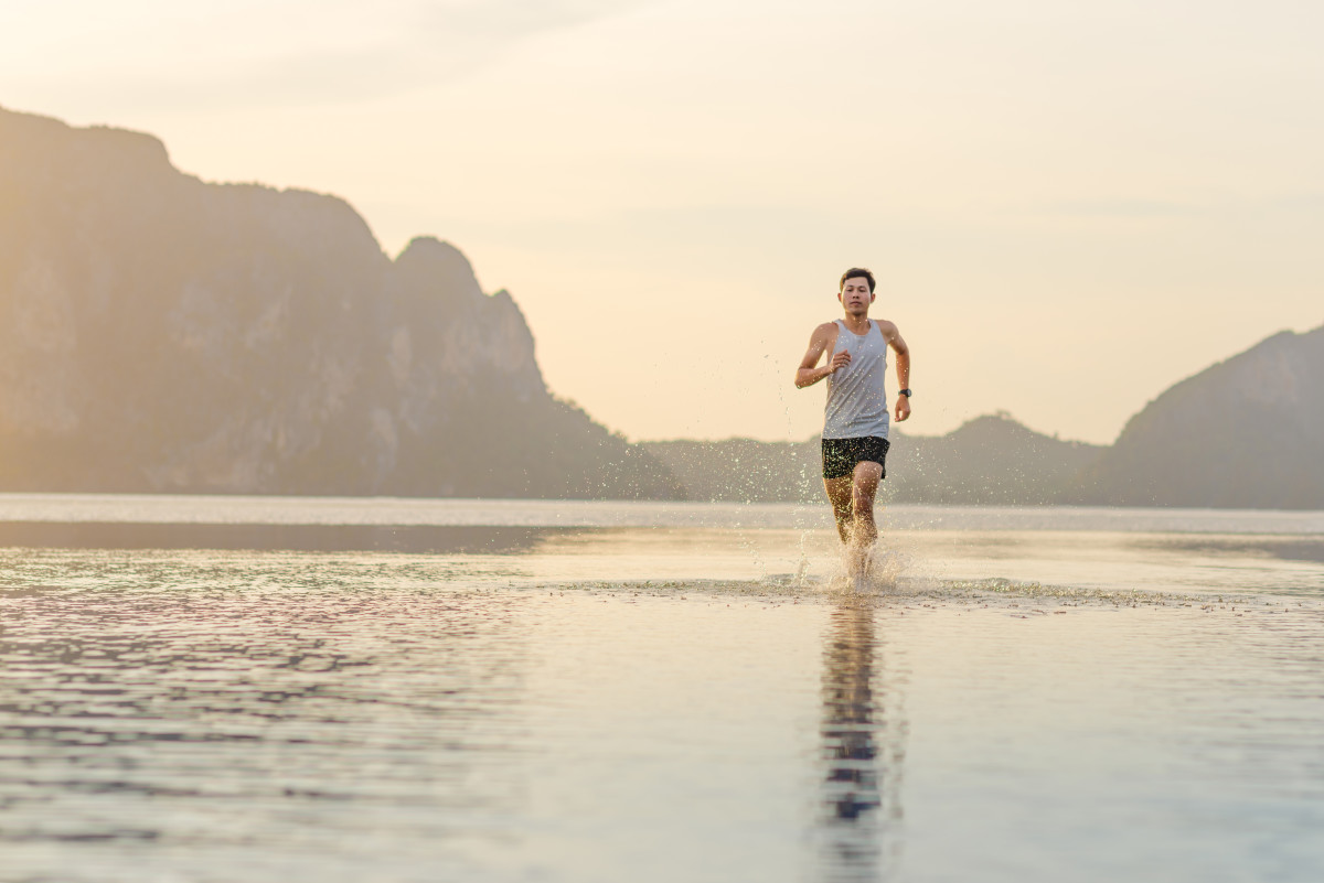 10 Bodyweight Workouts That Are Better on a Beach
