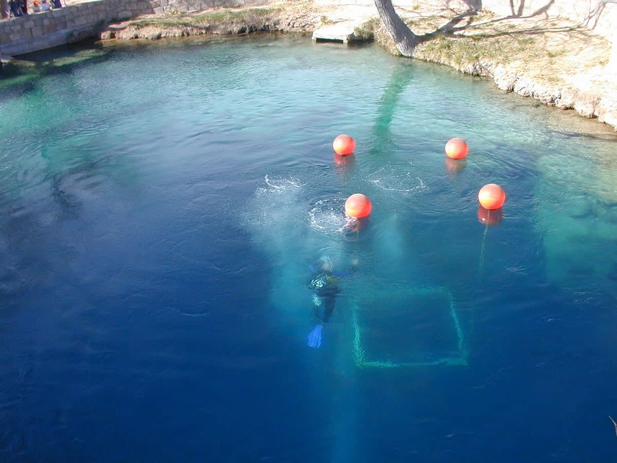 Veteran scuba diver dies in Blue Hole caves that had been sealed for 40 ...