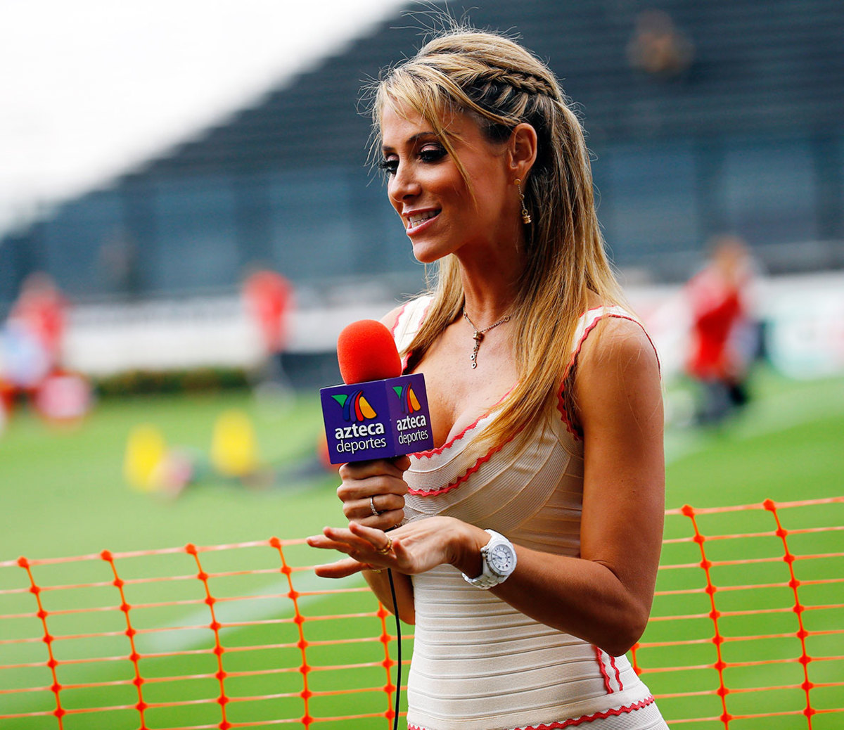 Ines Sainz Rules Super Bowl Media Day - Men's Journal