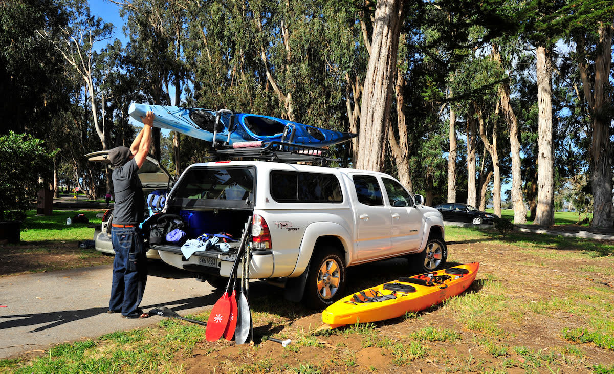 How to properly tie down your boat to the roof of your vehicle