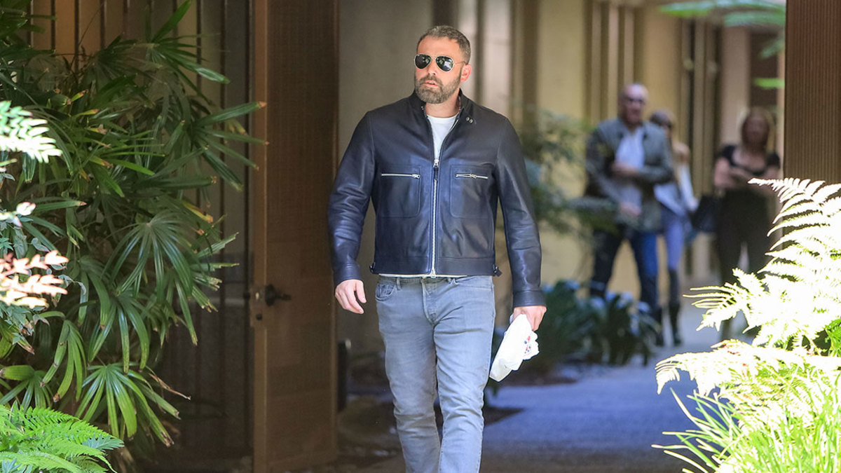 Ben Affleck Looks Jacked and Ready to Play Batman Again, But Will He ...