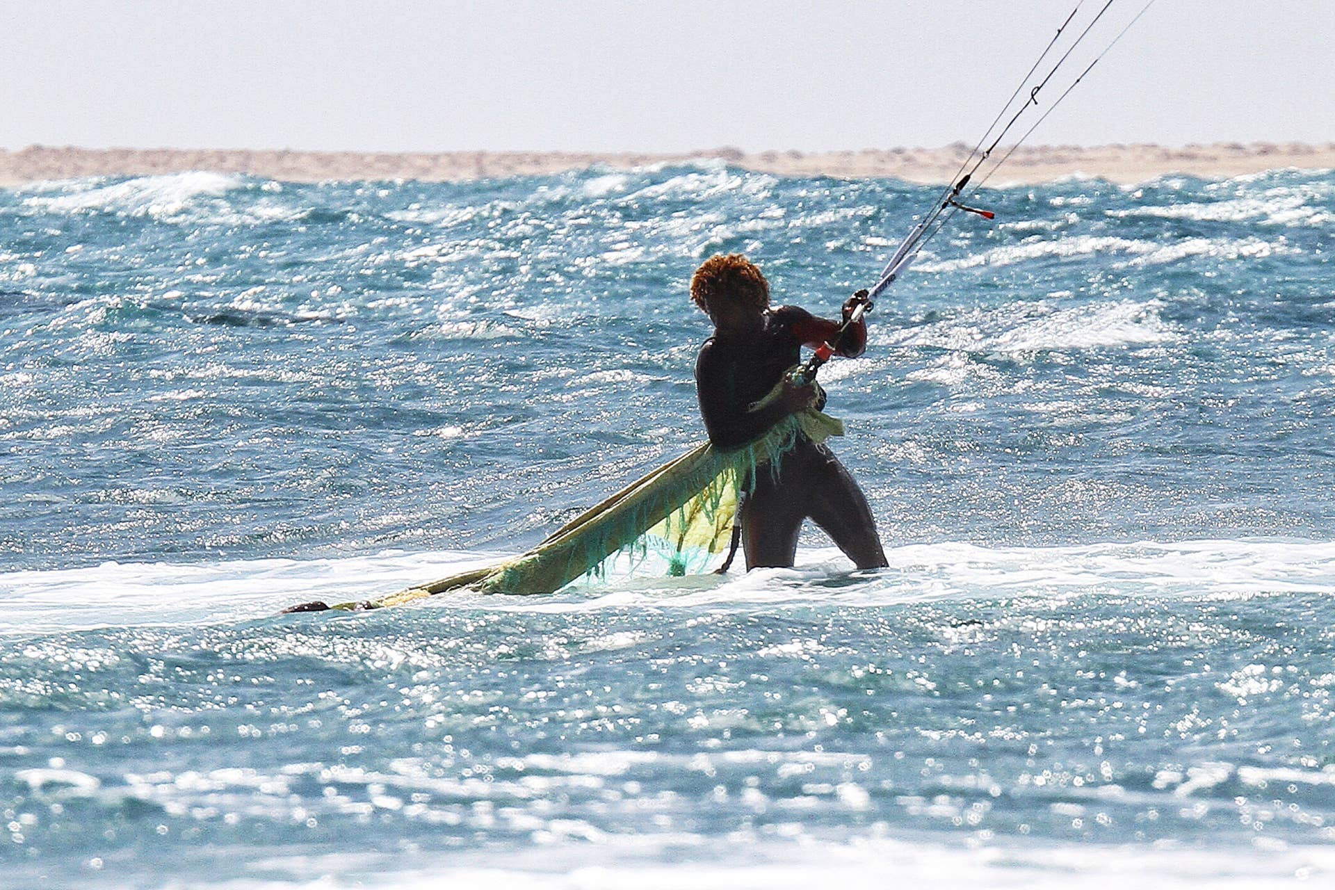 World champion kitesurfer rescues sea turtle