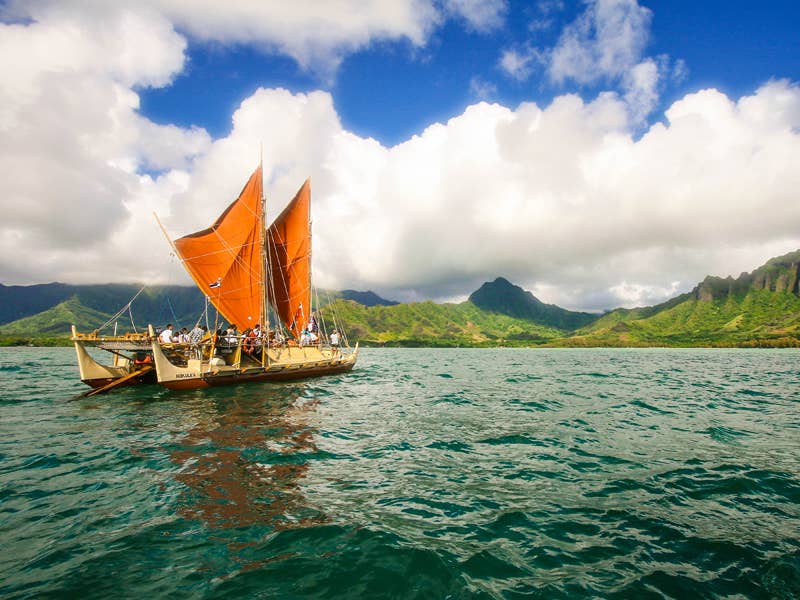 Hawaii street artist paints massive mural to welcome home Hokulea