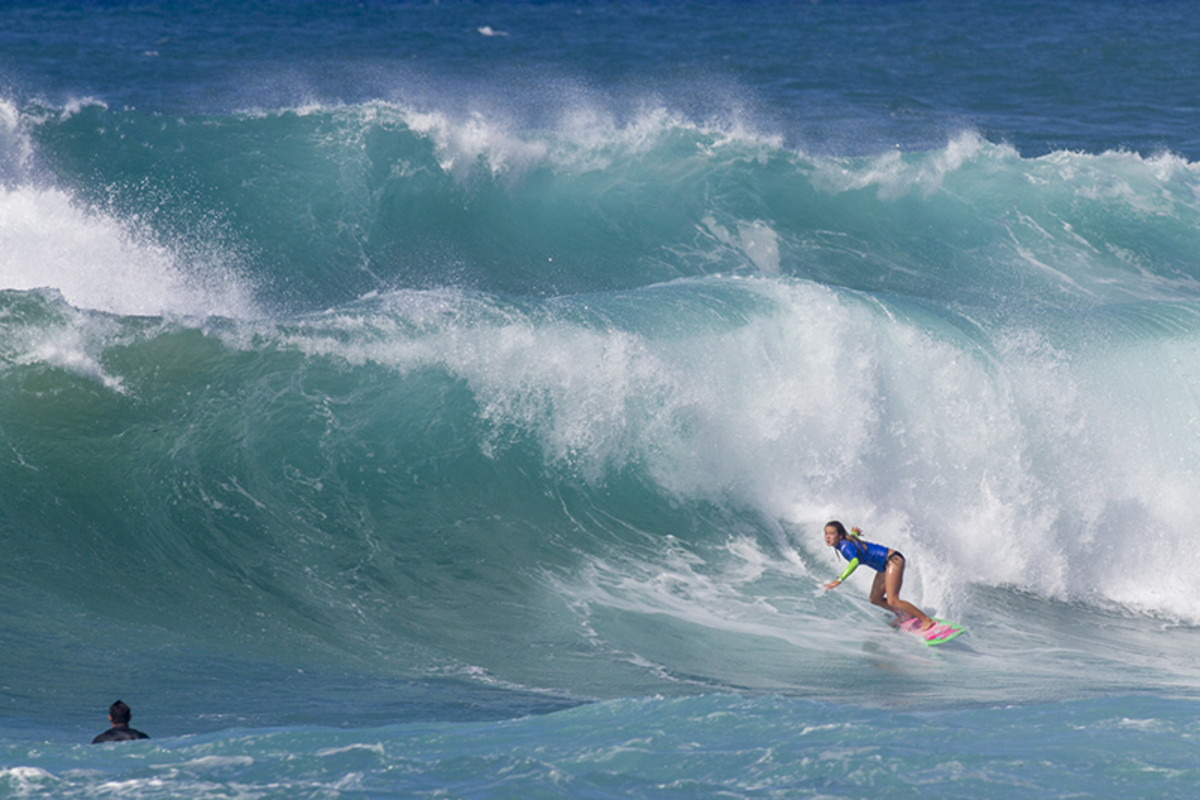 10 American surfer girls on the verge