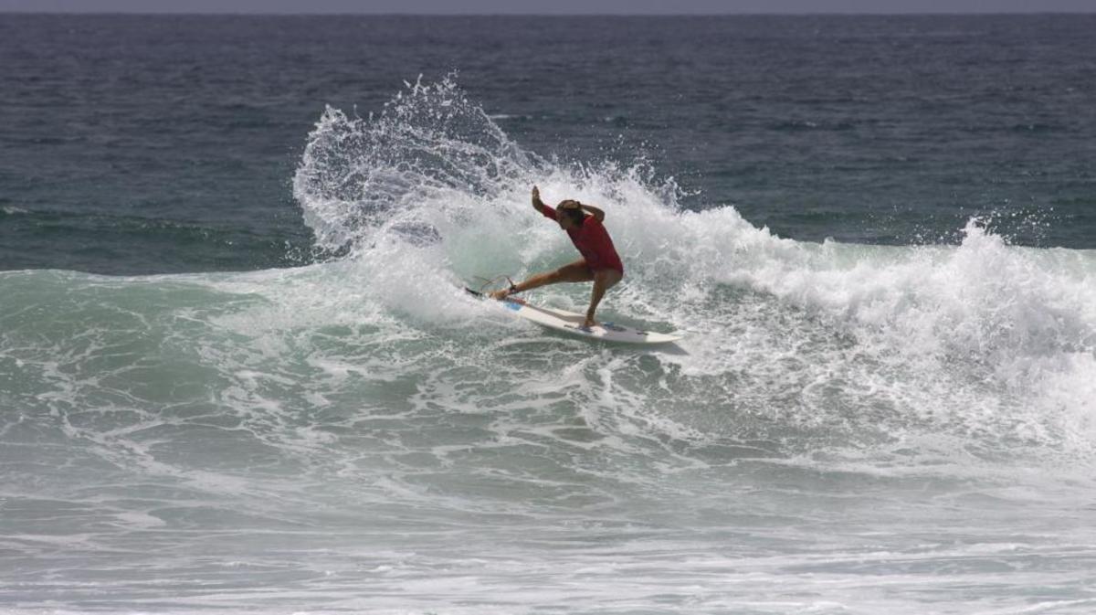 10 American surfer girls on the verge