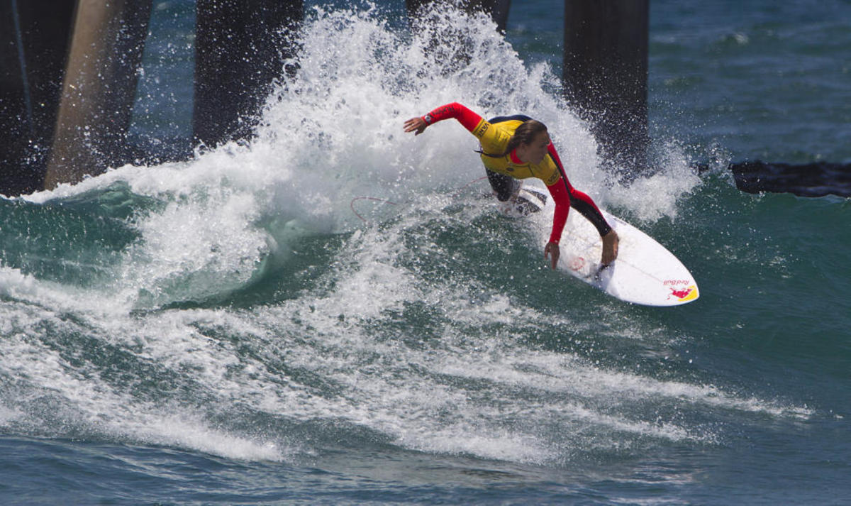 10 American surfer girls on the verge